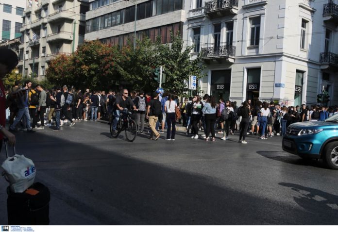 Πορεία από αντιεξουσιαστές στο κέντρο της Αθήνας – Κλειστή η Πατησίων ...
