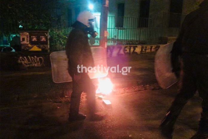 Θεσσαλονίκη: Κουκουλοφόροι επιτέθηκαν με μολότοφ σε διμοιρίες των ΜΑΤ ...